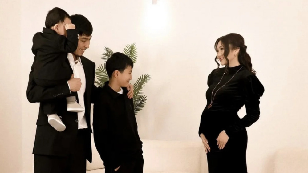 Сериал көру, тамақ ішу, күтім жасау: Ерке Есмахан жүктілігі қалай өтіп ...